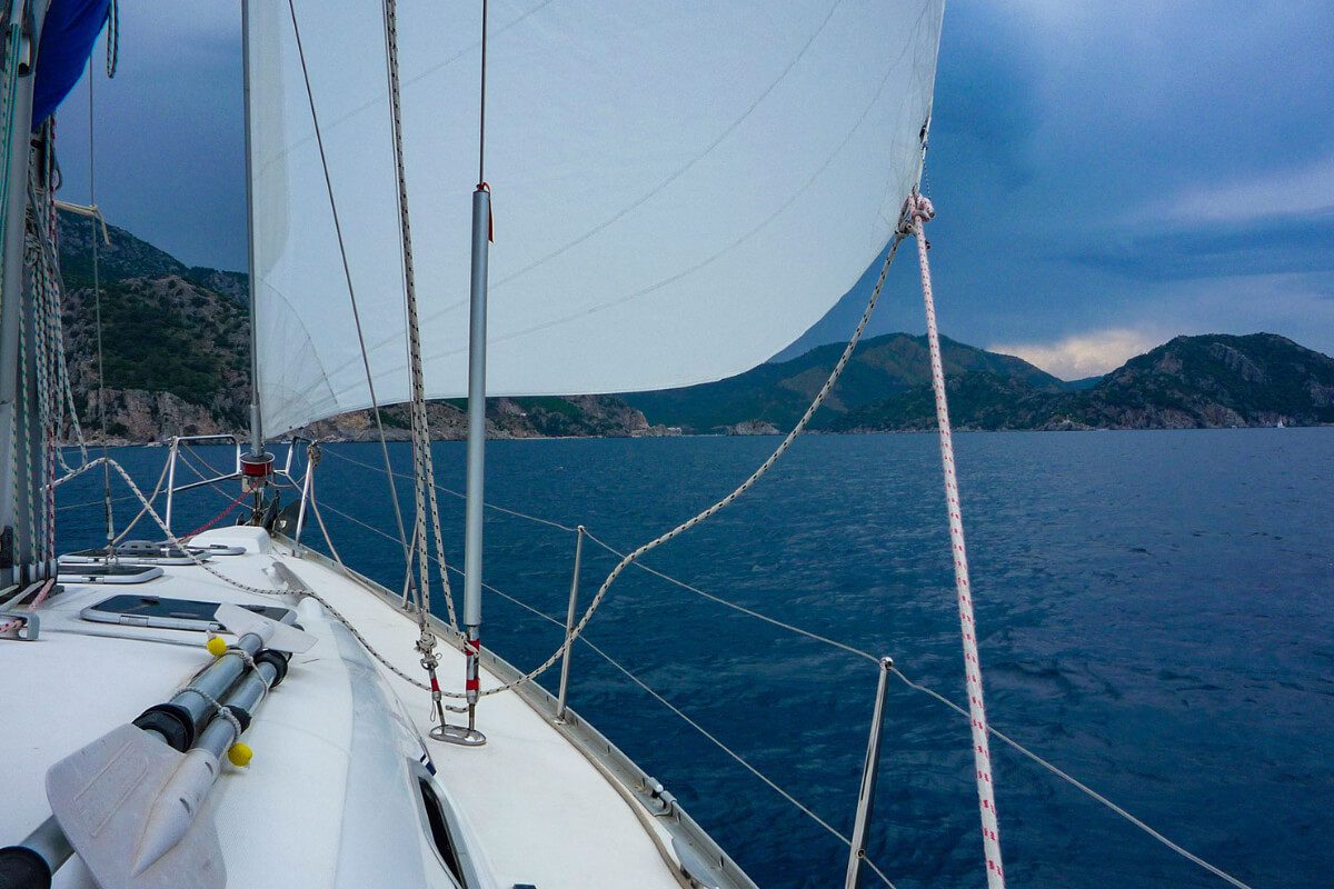Is Only Using A Mainsail A Good Thing For Beginning Sailors? - A Bus On ...