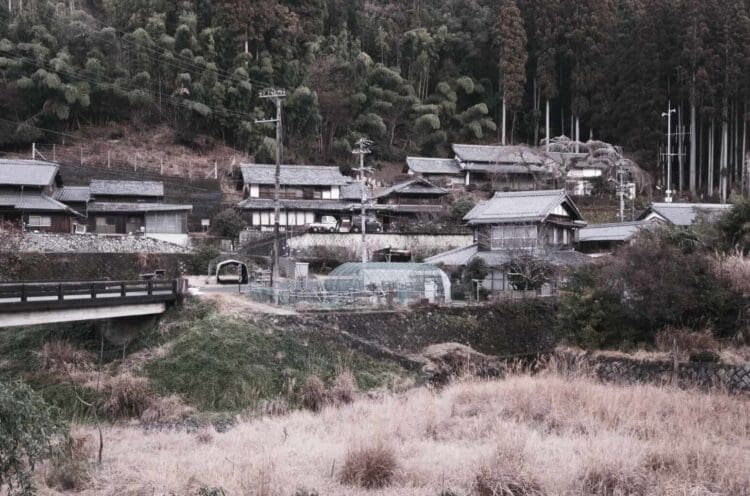 Buraku Or Burakumin Of Japan, Who Are They? - A Bus On a Dusty Road