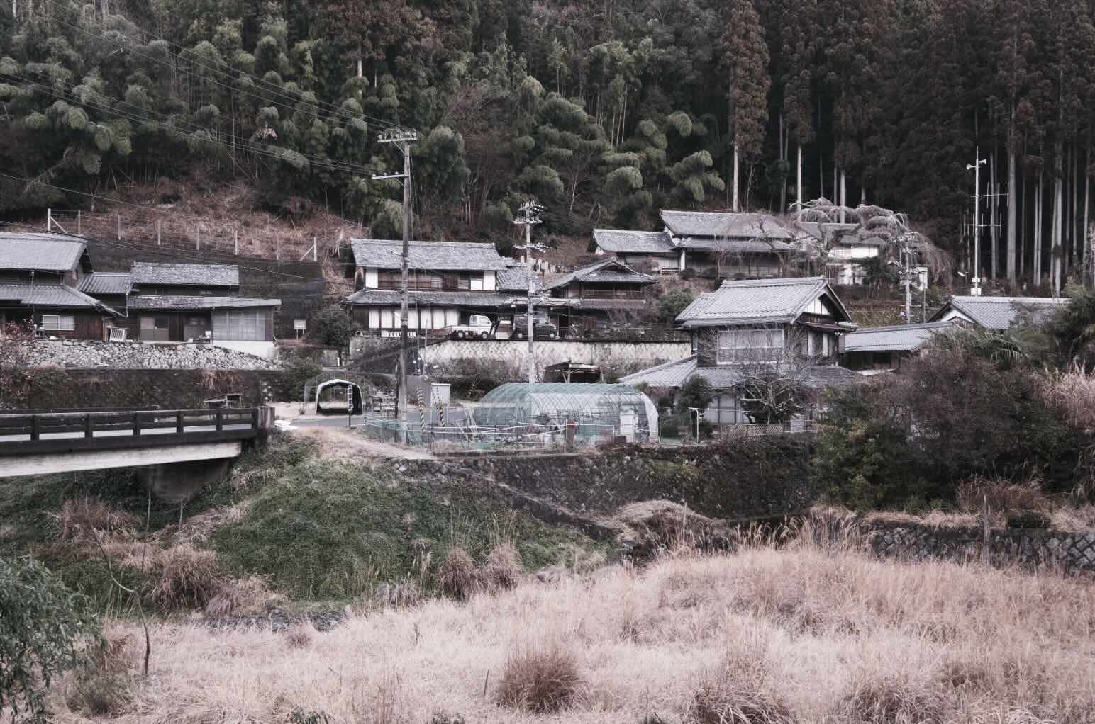 Buraku Or Burakumin Of Japan, Who Are They? - A Bus On a Dusty Road